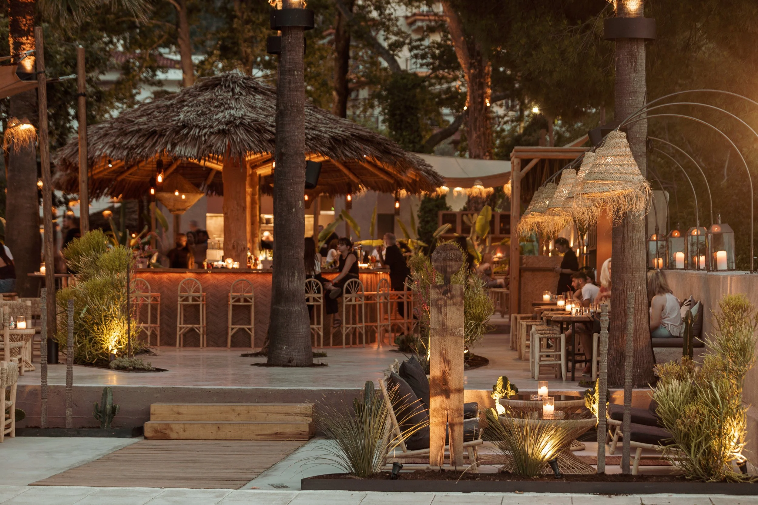 Catano bar-restaurant — dashing architects