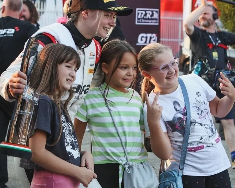 www.motorsportwoman.com