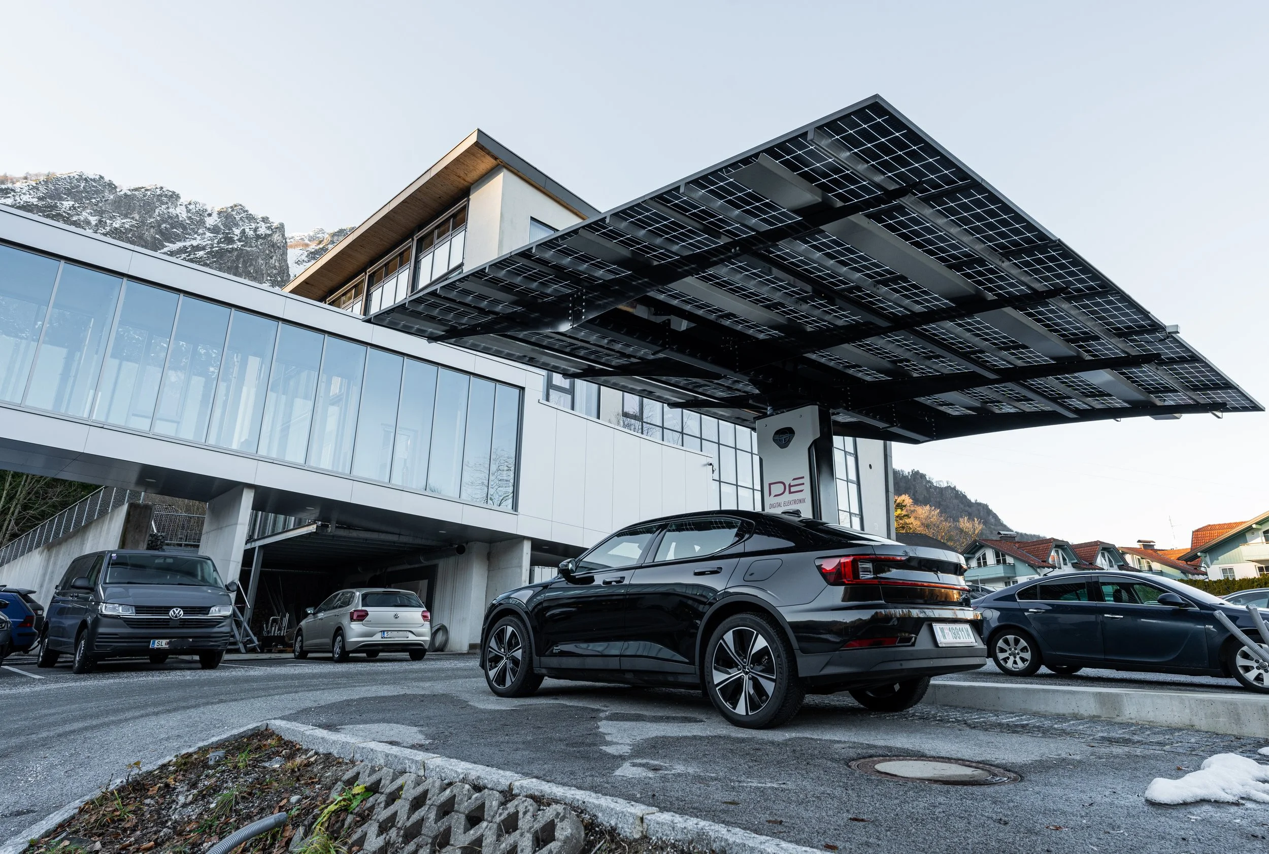 PV-Carports für Gewerbebetriebe — ANYWHERE SOLAR