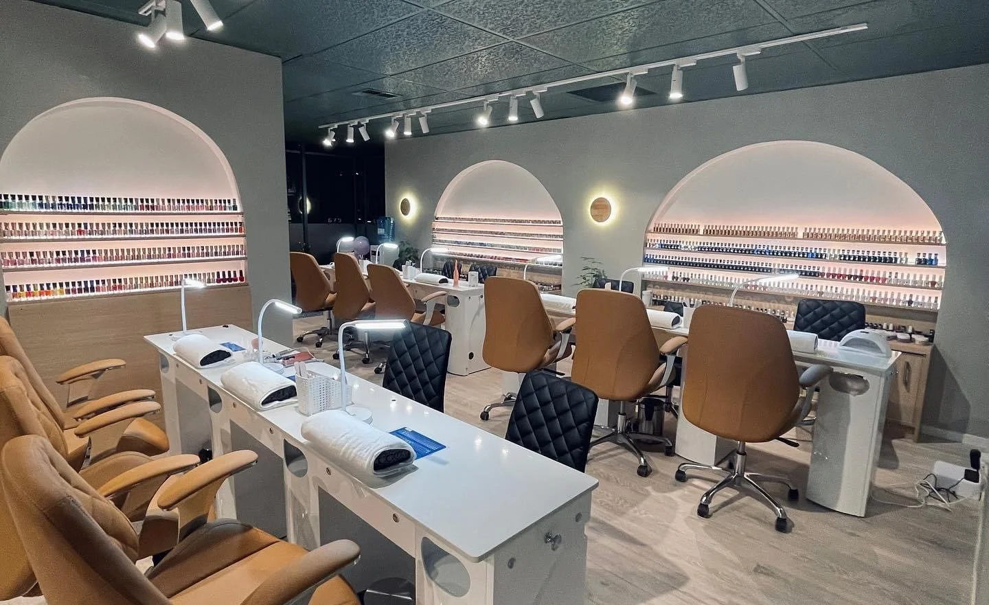 EVA TOP BEAUTY & NAILS