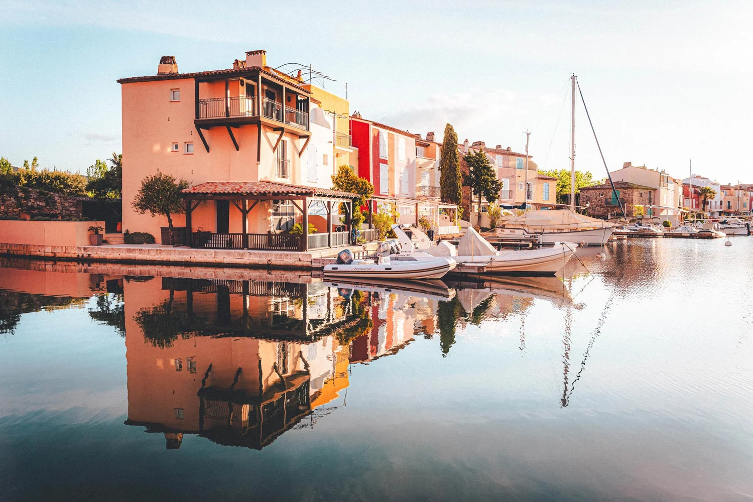 Visiter Port-Grimaud: Les Incontournables de la Petite Venise🌊