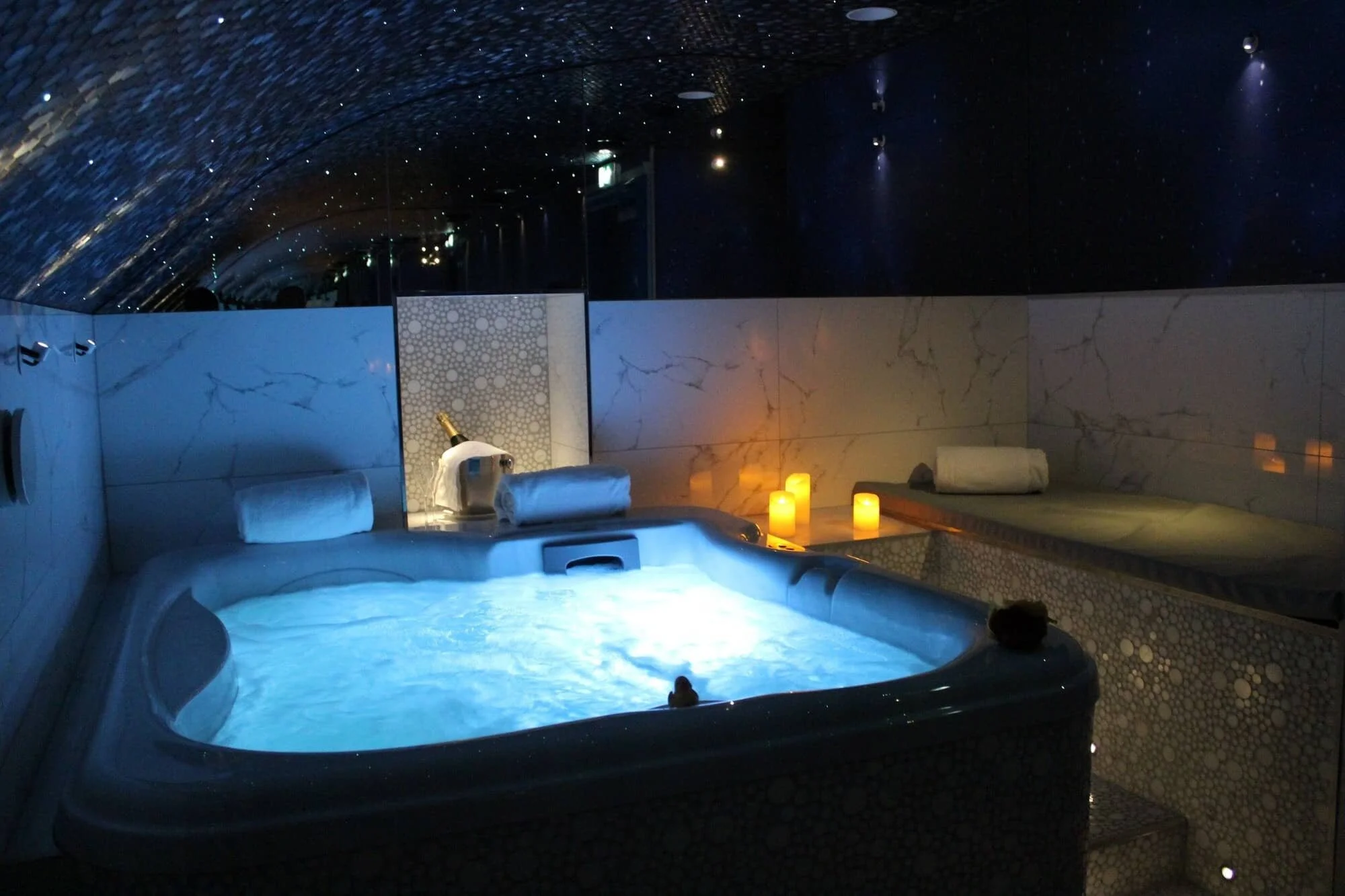 Love Room Paris: 7 Adresses Secrètes pour une nuit Inoubliable