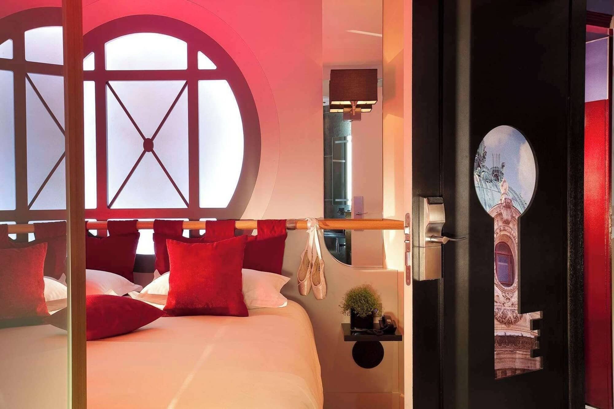 Love Room Paris: 7 Adresses Secrètes pour une nuit Inoubliable