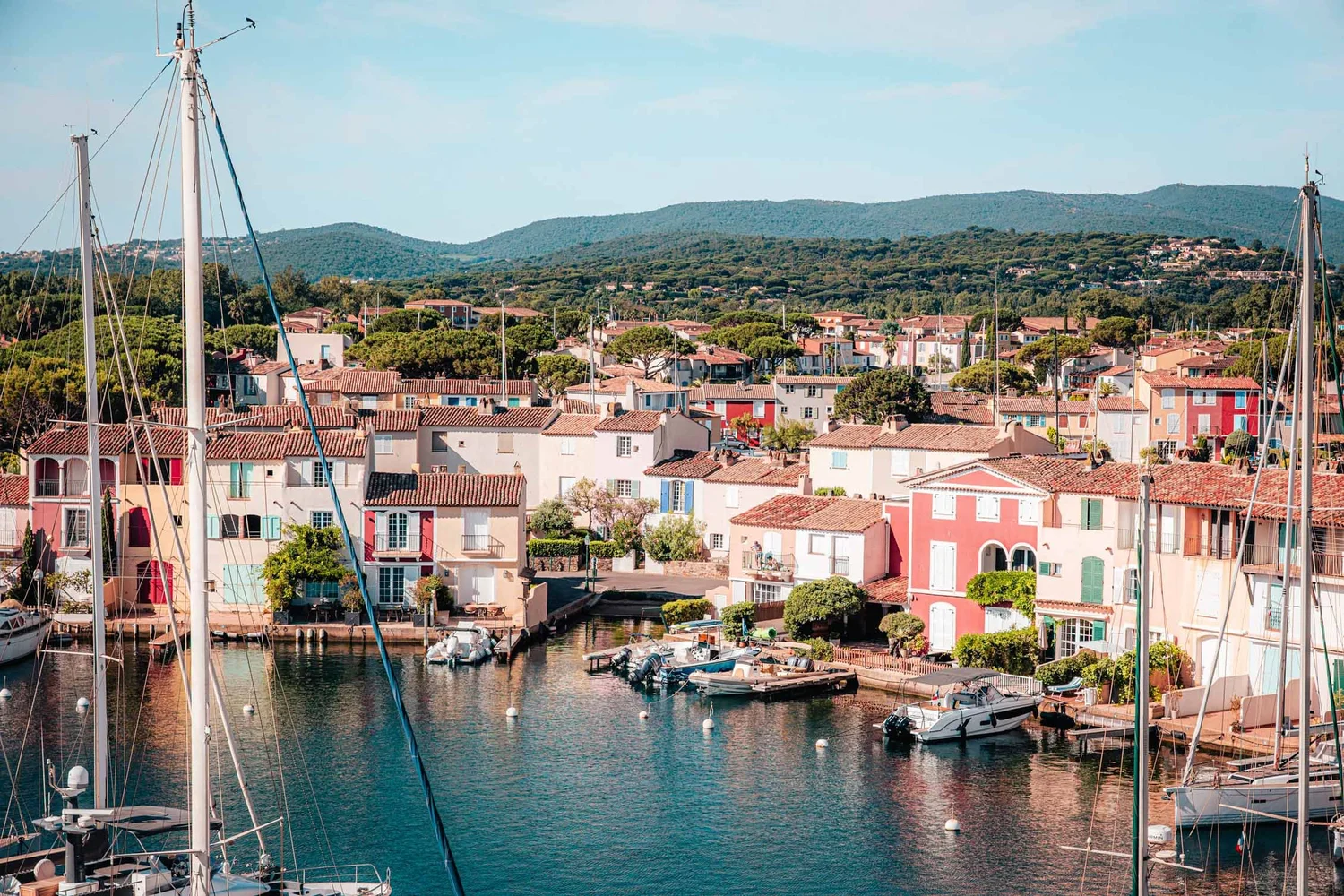 Visiter Port-Grimaud: Les Incontournables de la Petite Venise🌊