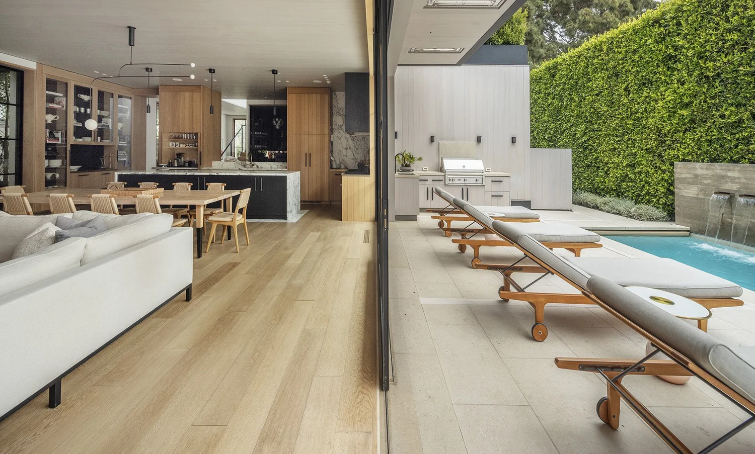 Santa Monica-Seamless connection between indoor and outdoor ...