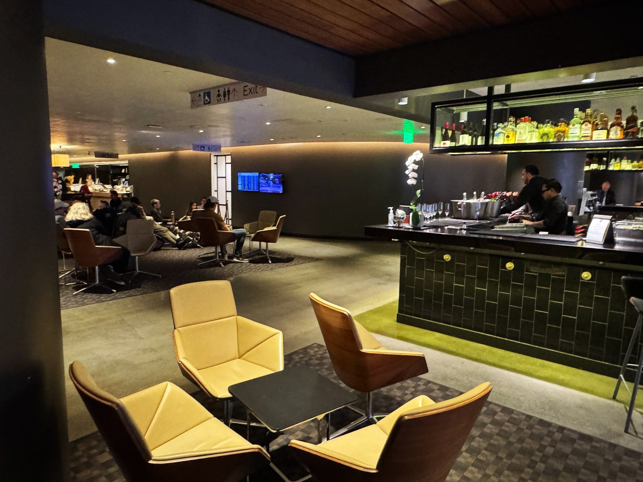 Review: Qantas Los Angeles (LAX) Business Lounge — Trippaway