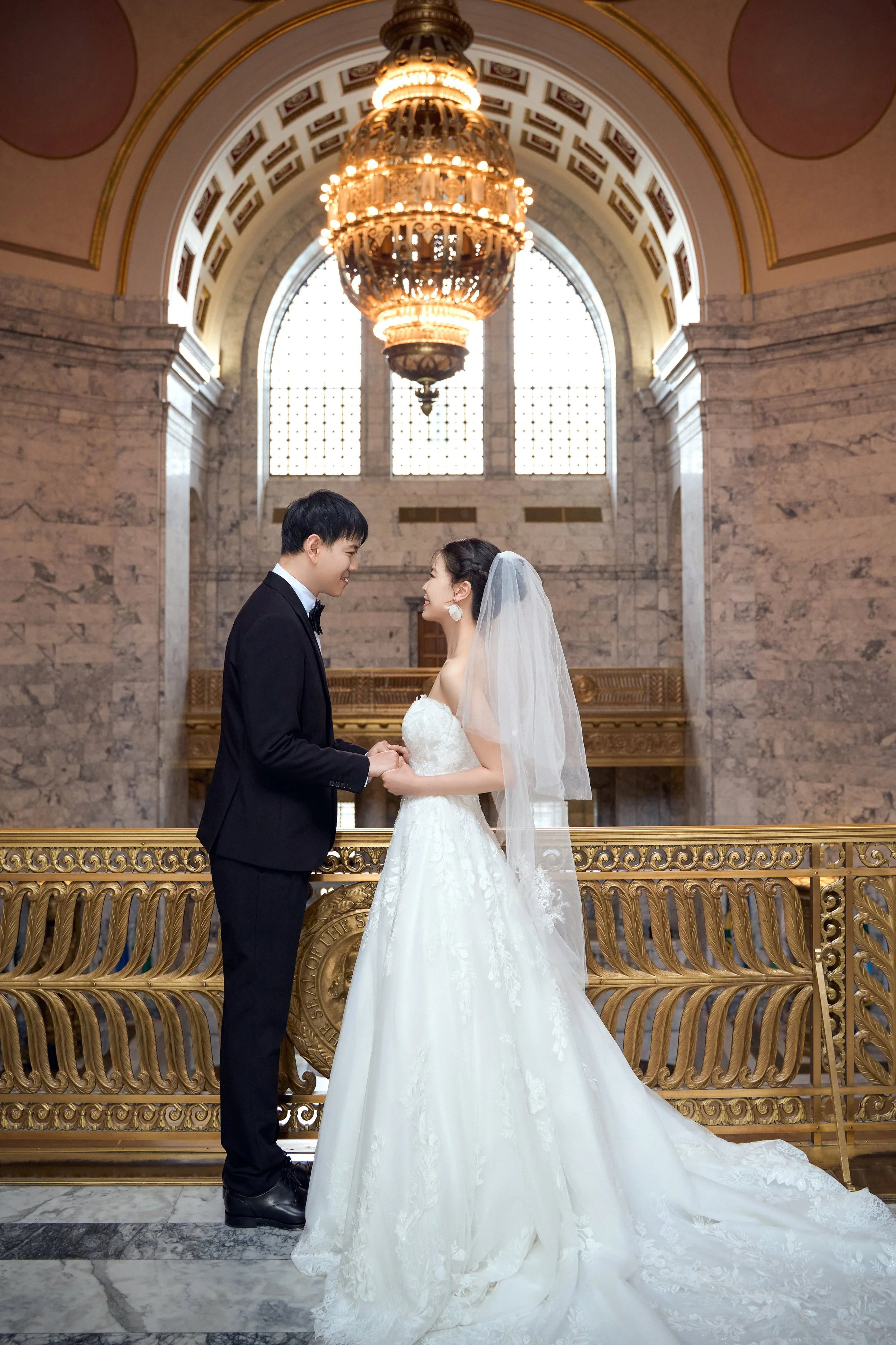 Romantic Wedding Photography in Olympia Capitol