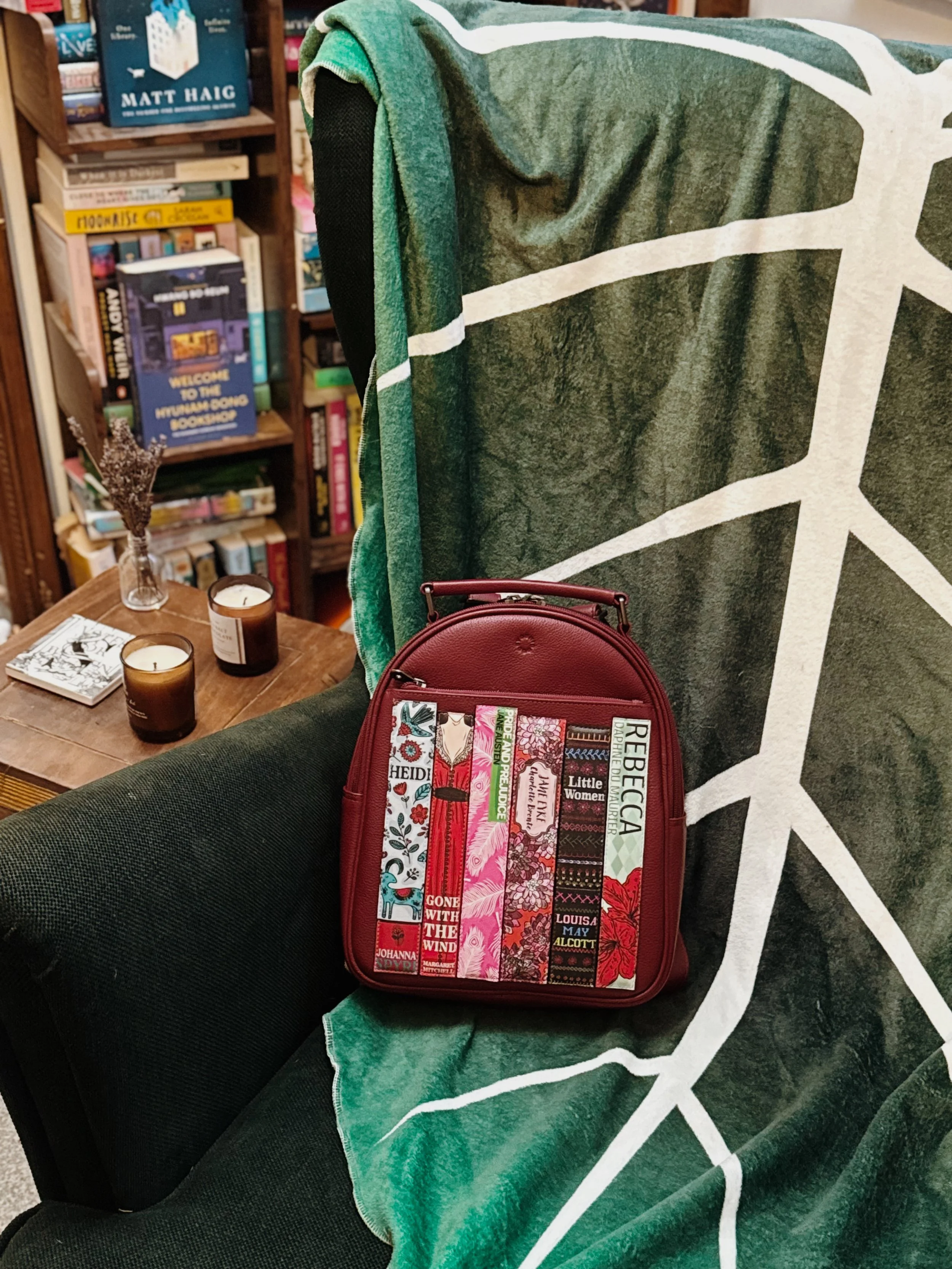 Yoshi Bookworm Bag Review — Julia's Bookcase