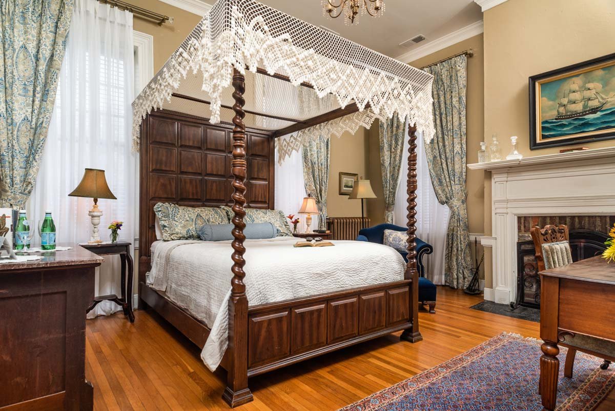 Ironclad Inn - Bed & Breakfast & Bourbon