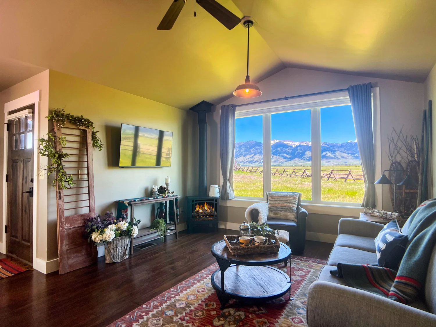 Cozy Montana Cabins with Mountain Views — Ross Creek Cabins