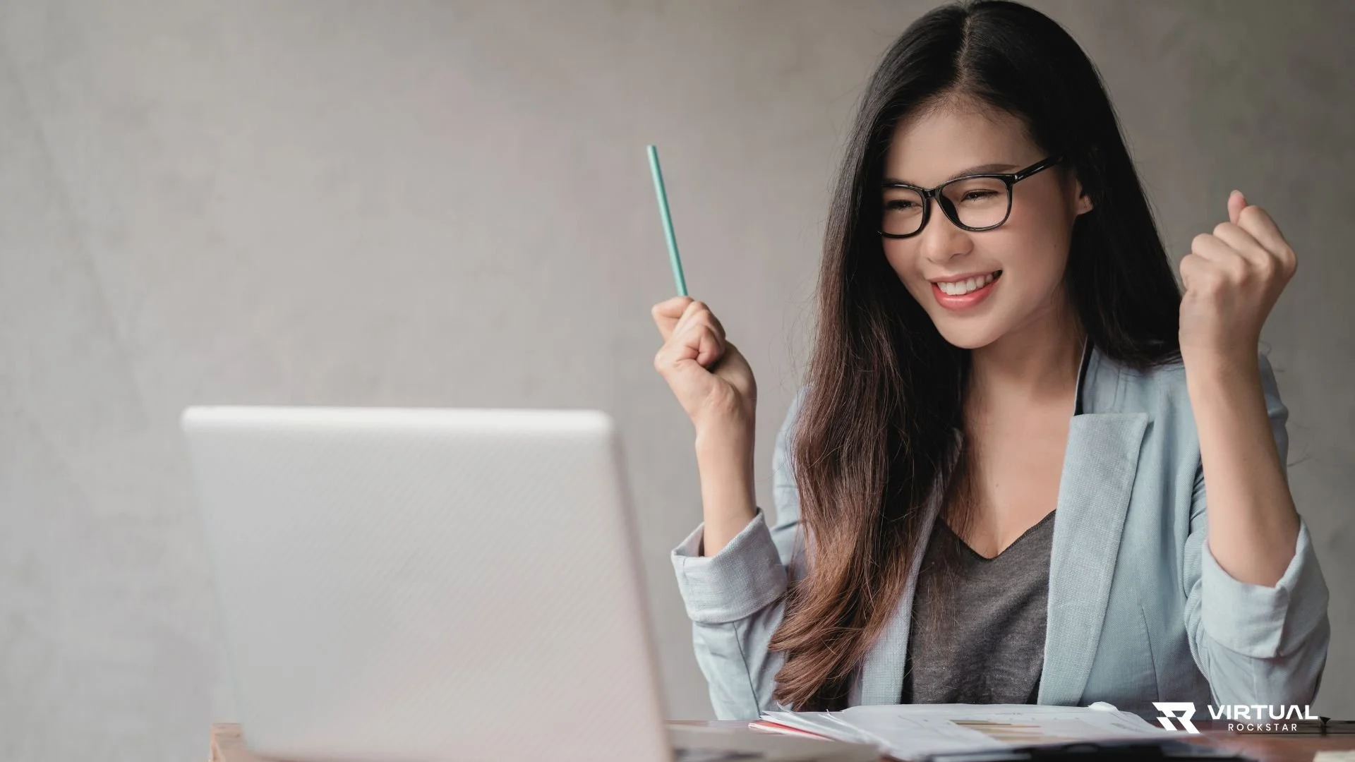 Virtual Receptionist vs. Front Desk Staff: Who Delivers Better Patient ...