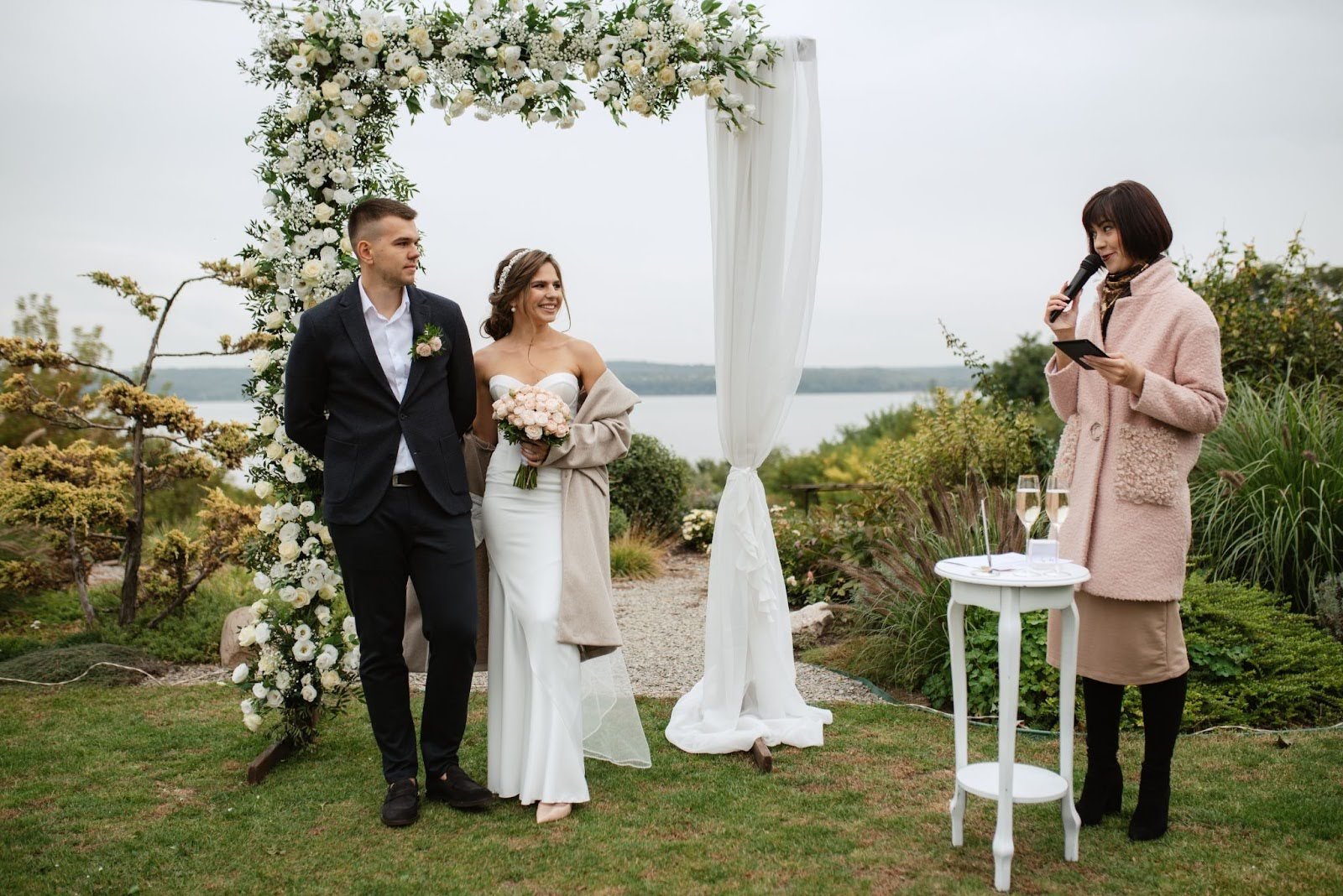 What is a Wedding Arch Called? A Florist’s Guide to Wedding Arch ...