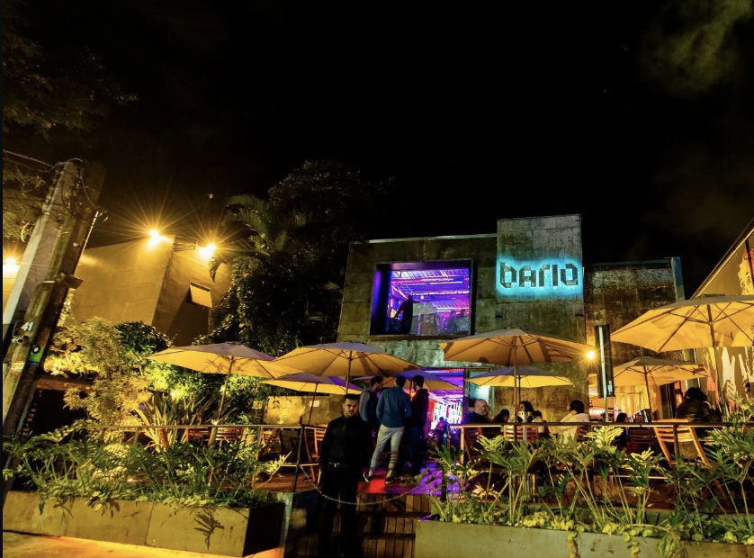 Bares com jogos e boa gastronomia — Bario Bar
