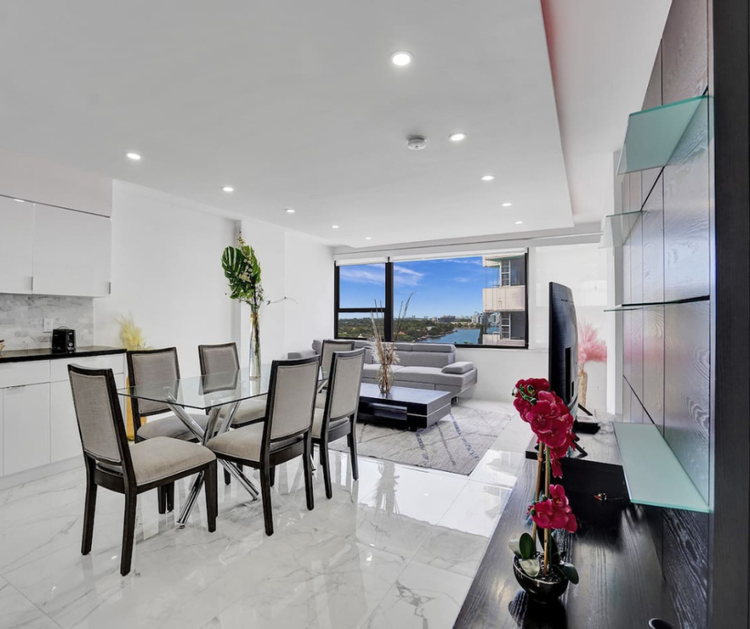 Rooms & Suites | Book Your Luxury Stay — The Alexander Hotel