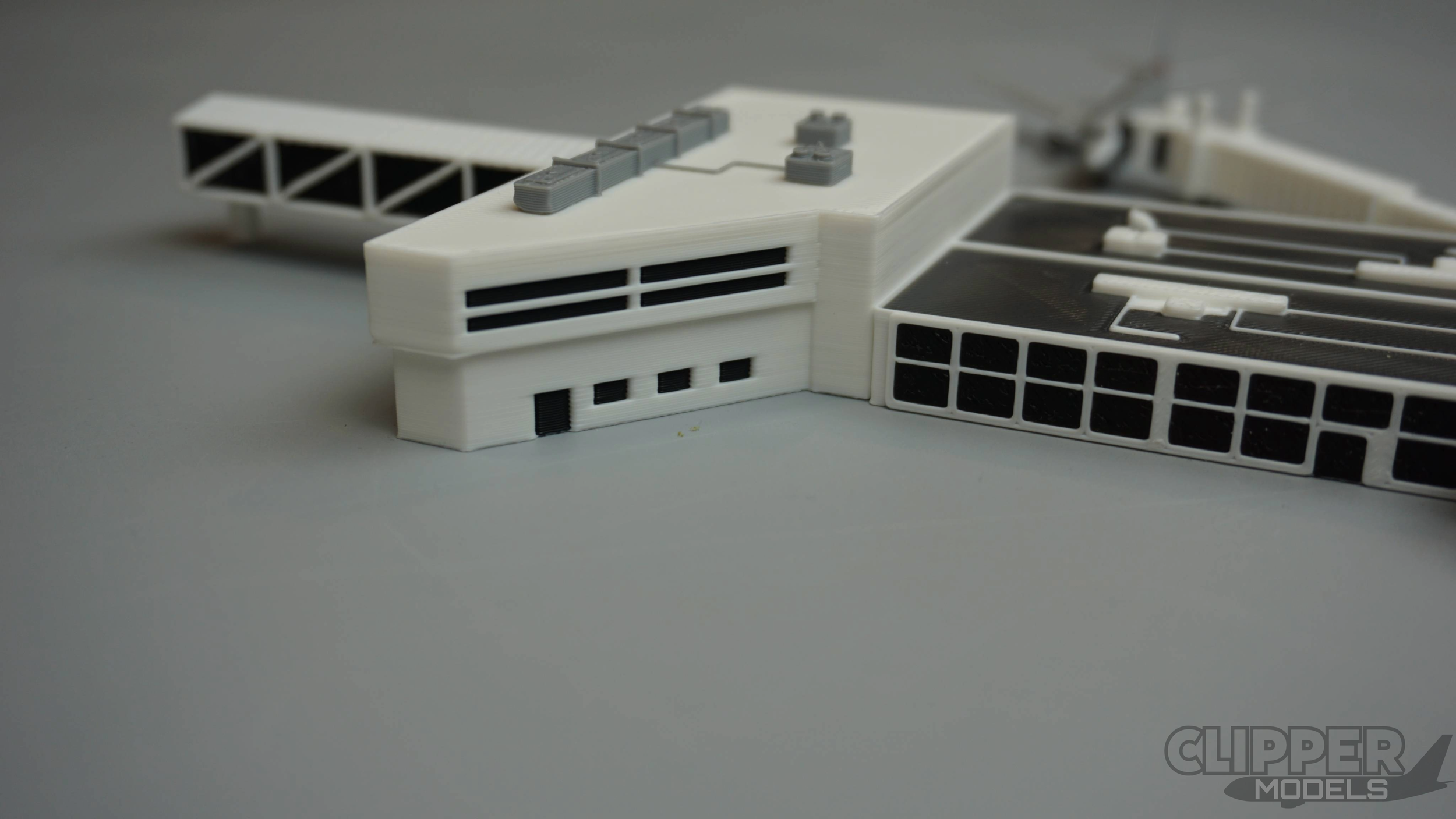 1:400 Model Airport Terminal/ Concourse — Clipper Models