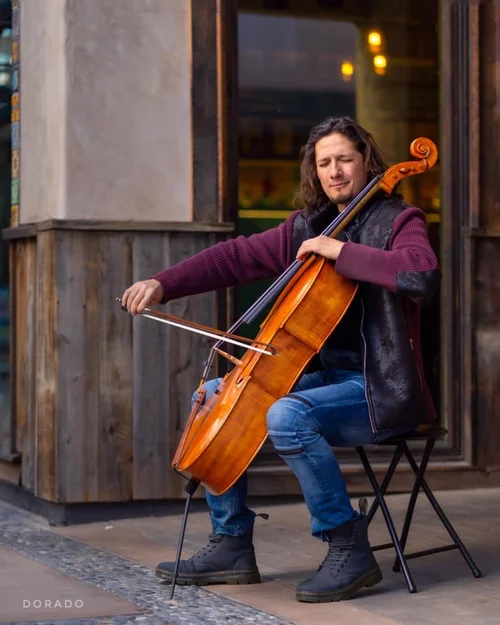 Se escribe cello, chelo, violonchelo — Issac Ramírez, violonchelista