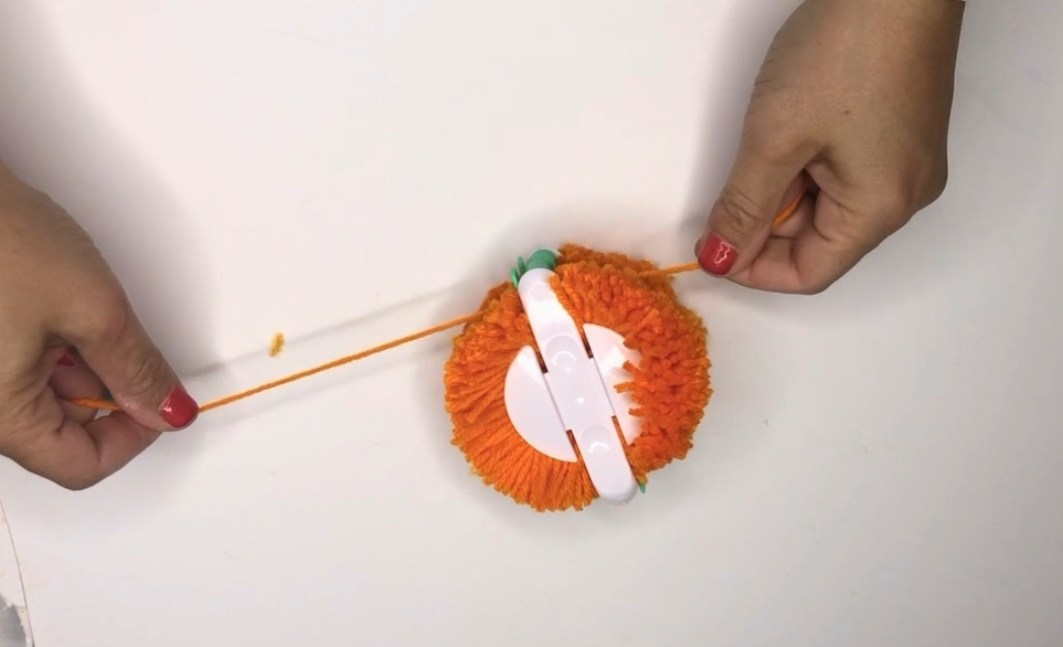 DIY Pom-Pom Secrets: How to Make Fluffy Pumpkins with Yarn — Studio Art ...