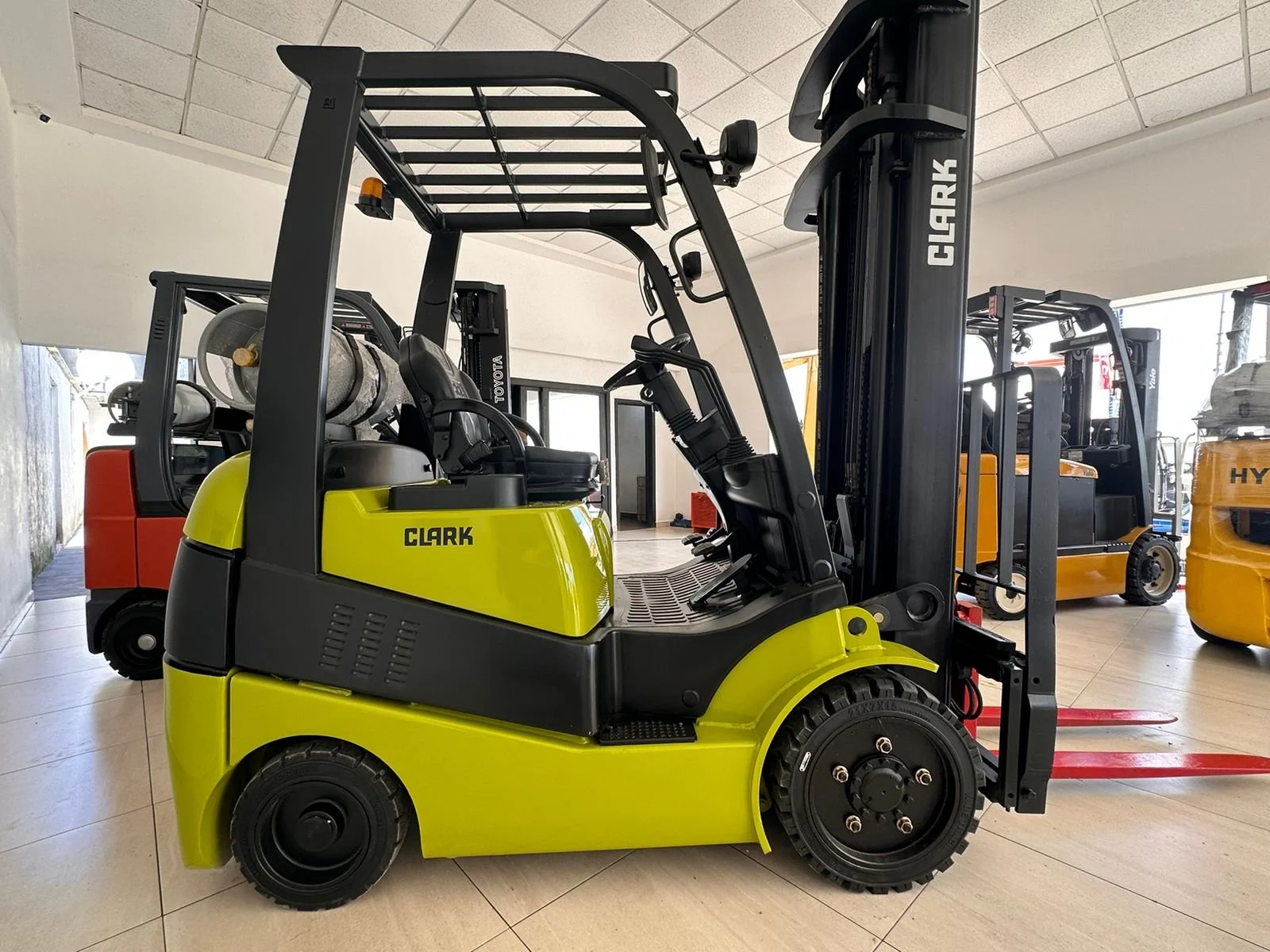 Montacargas Clark C25CL — Maquinaria y Equipos MQ