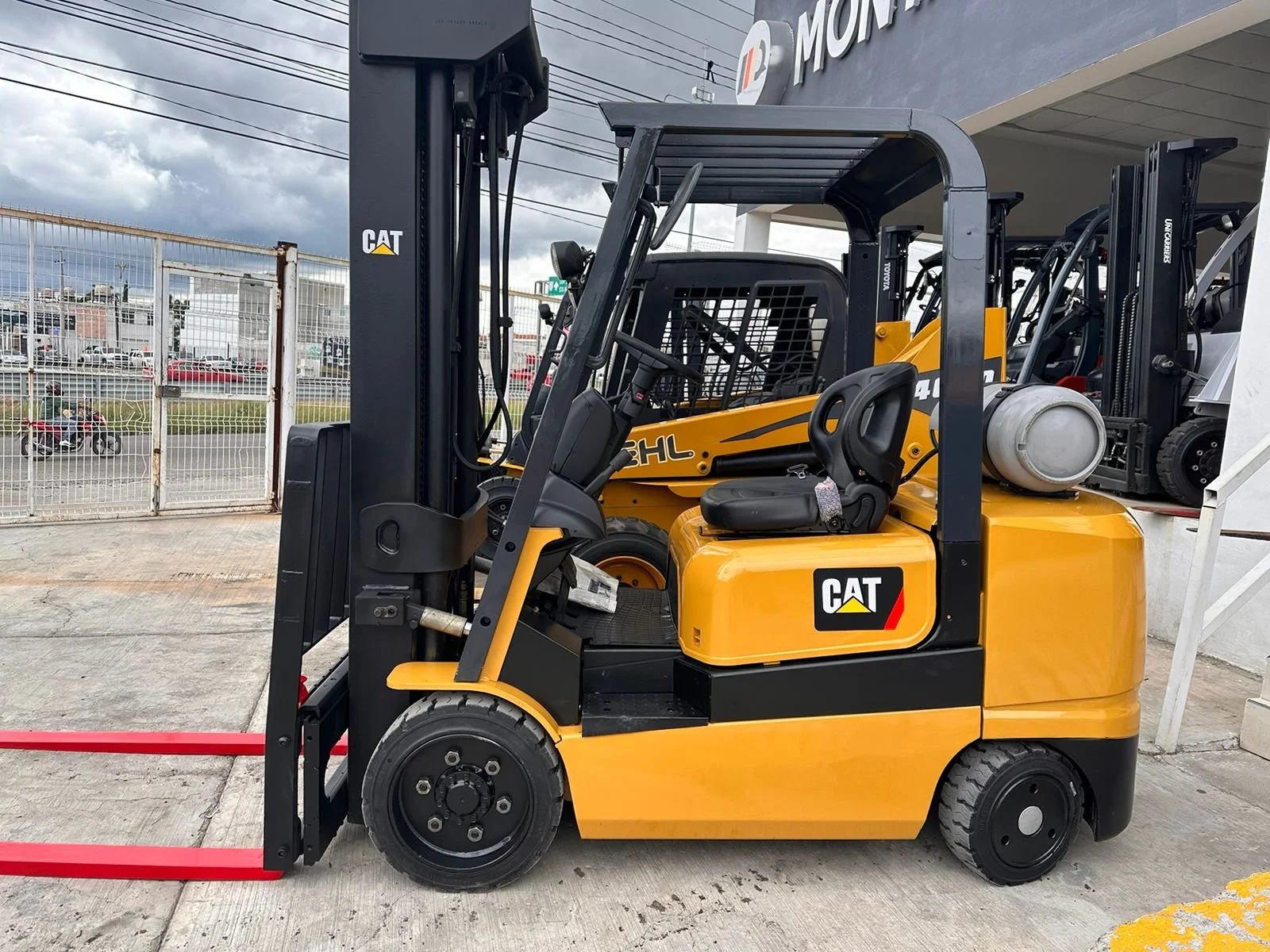 Montacargas Caterpillar GC30K — Maquinaria y Equipos MQ