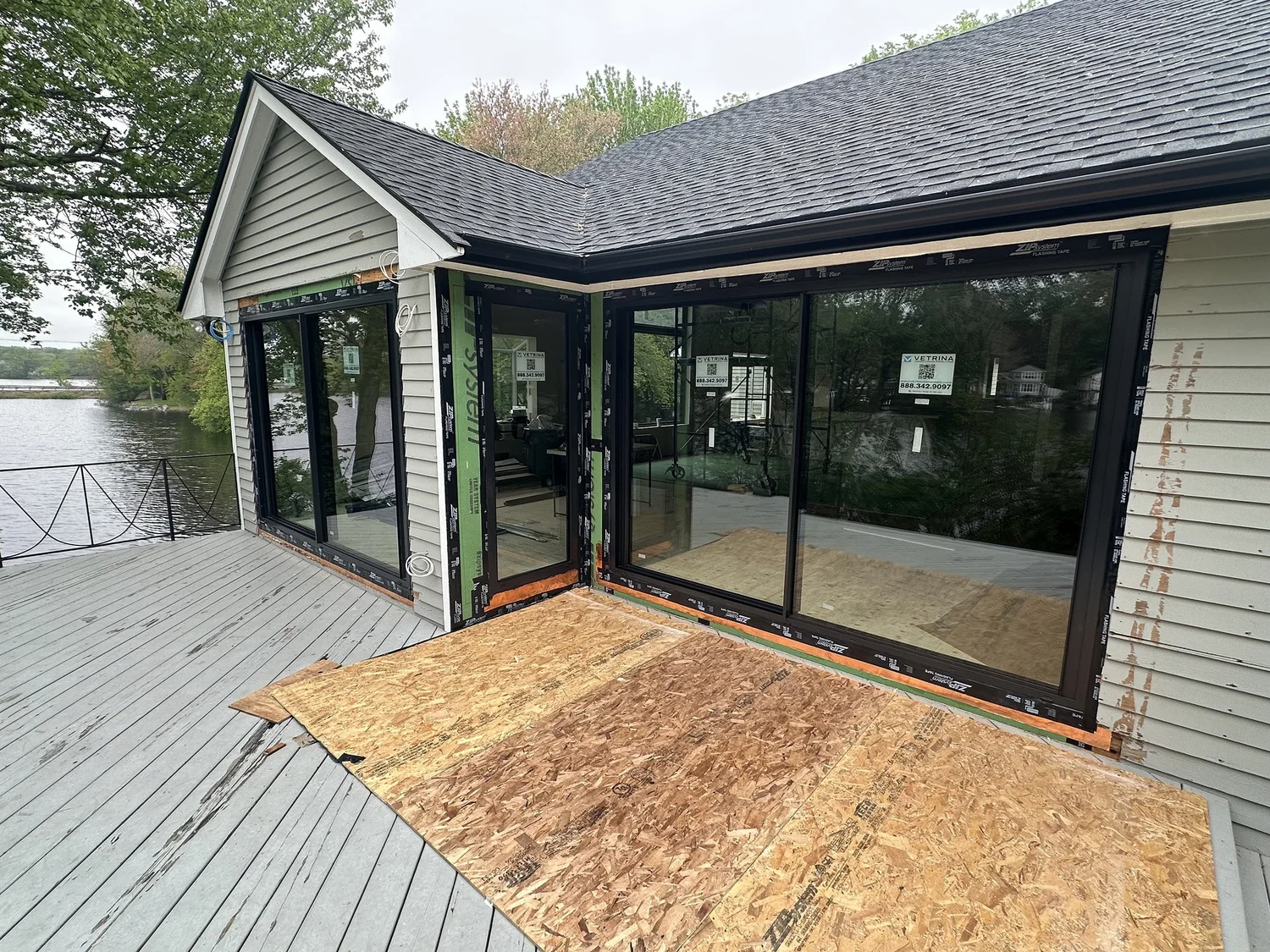 Vetrina Vision Aluminum Sliding Doors for a Lakefront Home