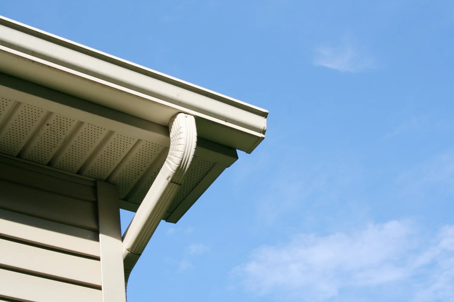 Choosing Between Seamless vs Regular Gutters — Framework