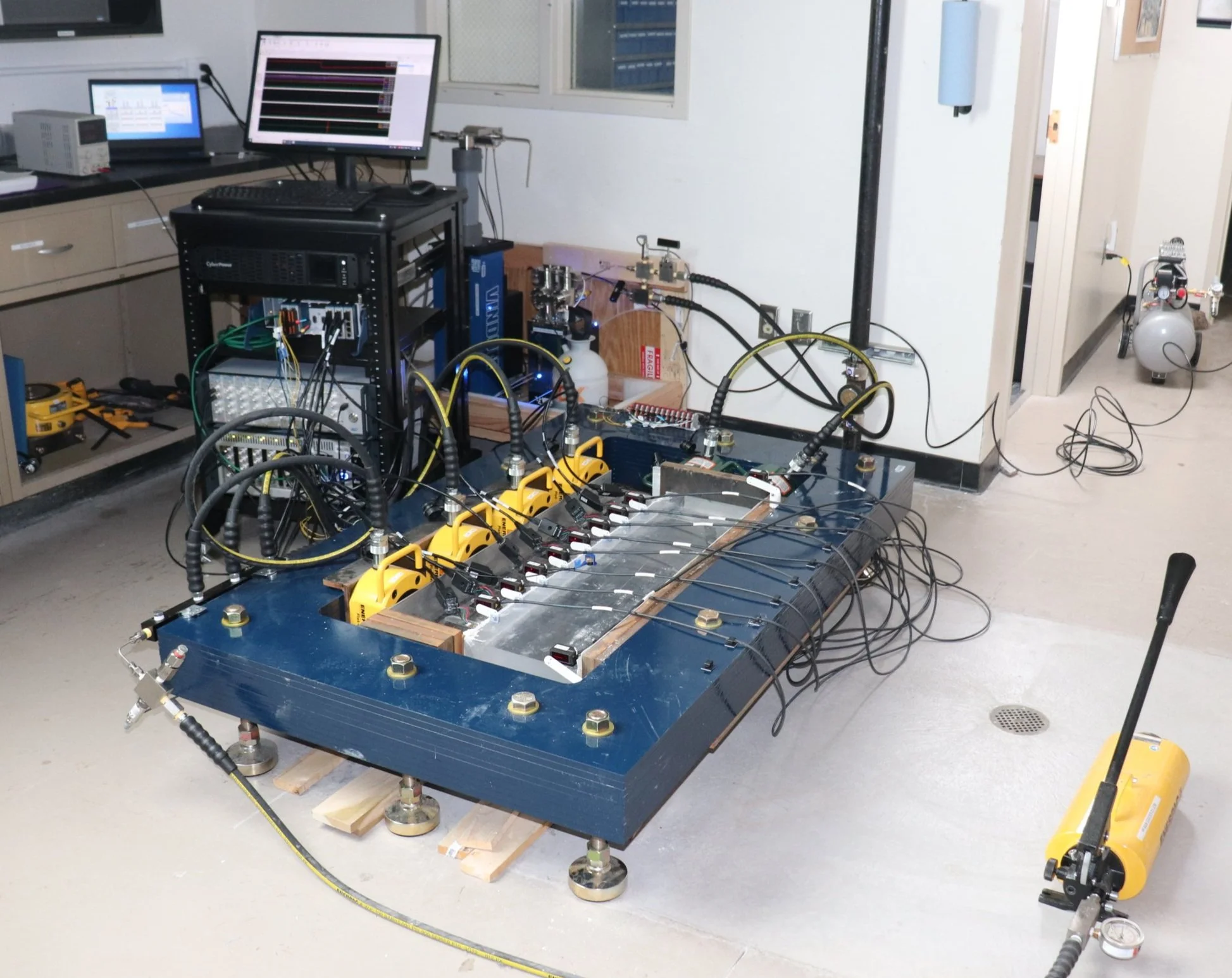 BigBiax: Large direct shear apparatus — Rock Deformation and Earthquake ...