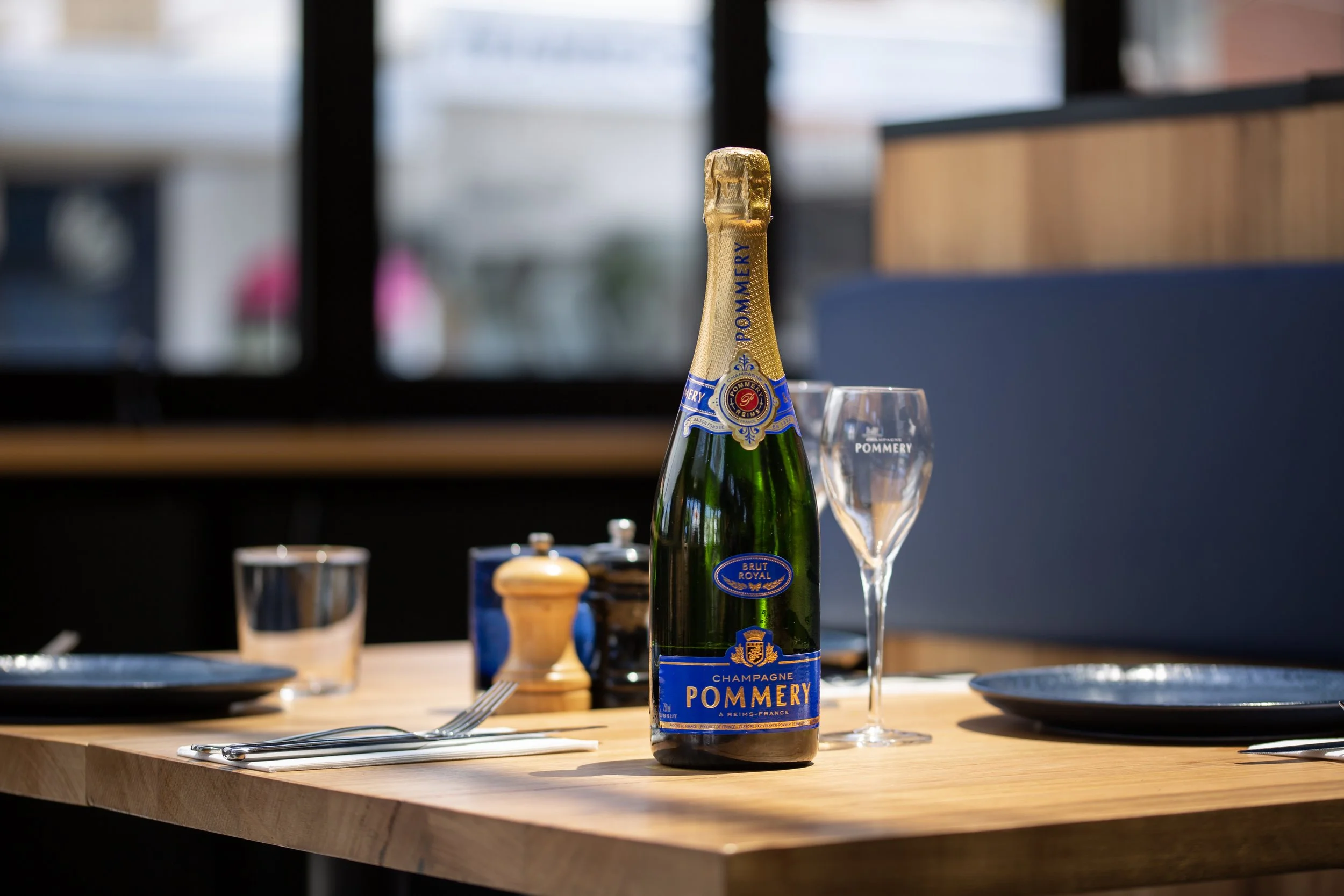 Brown Cow Hampton | Bar, Cafe, Restaurant | DJs & Drinks Weekends