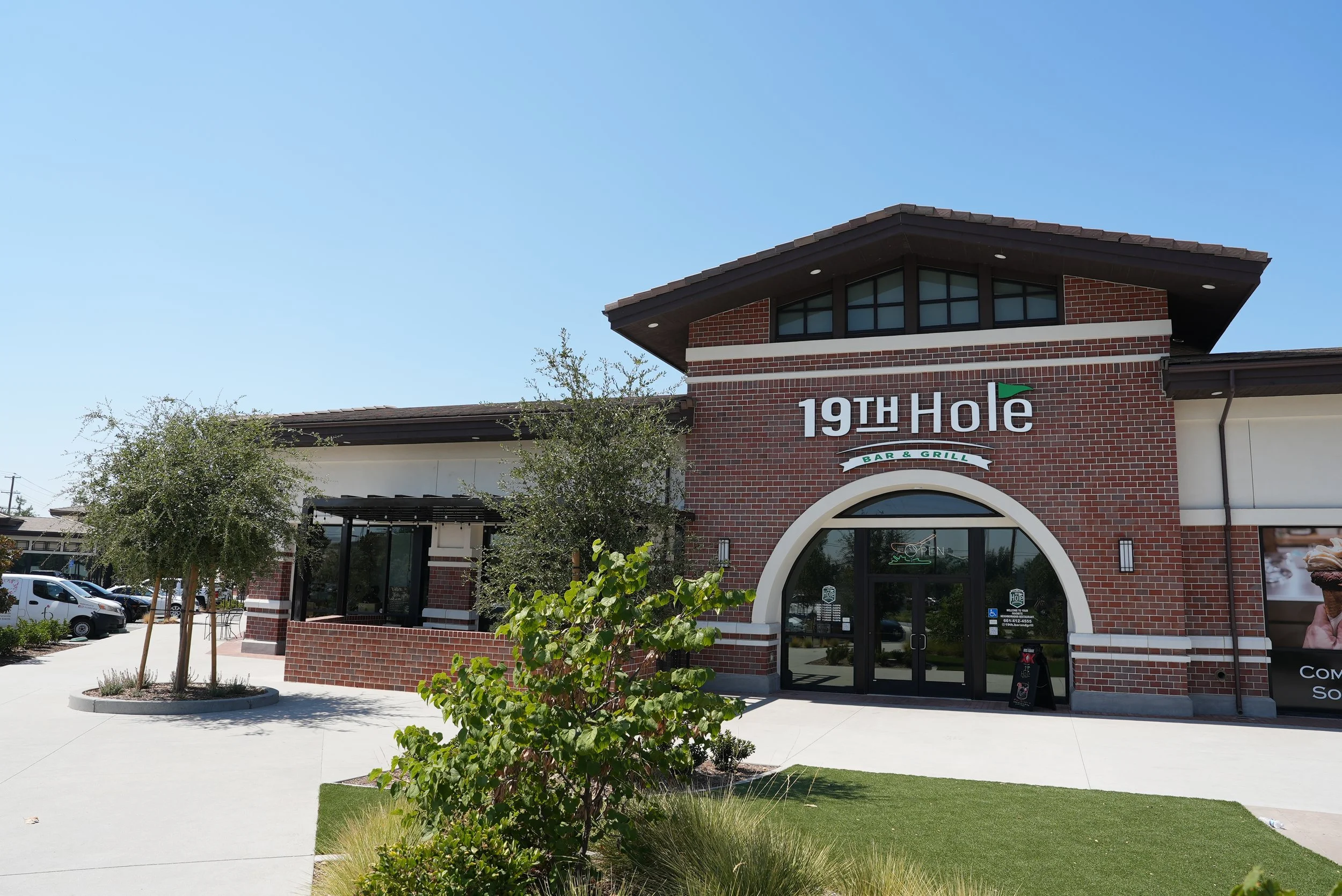 19th Hole Bar & Grill