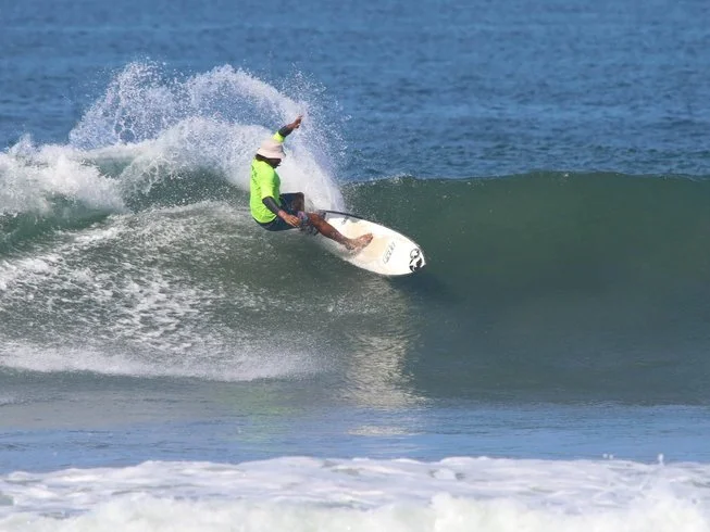 7 Best Surf Vacations for Beginners — LatAm Surfing