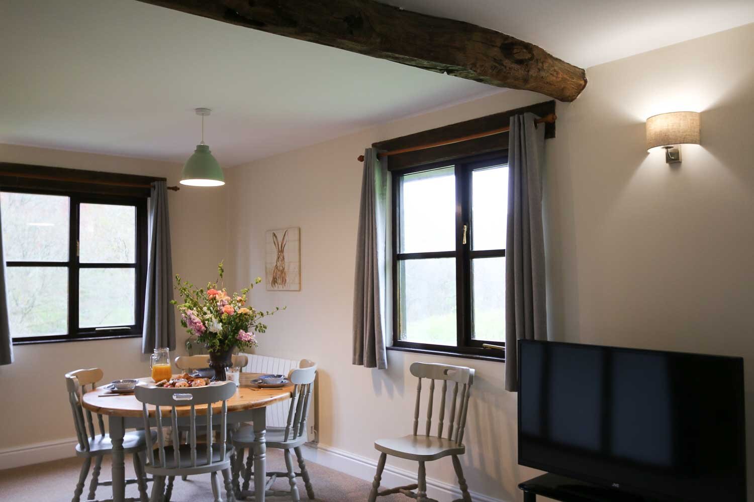 Kingfisher Cottage: 2 Bedroom Sleeps 2-6 — Lake Cottages