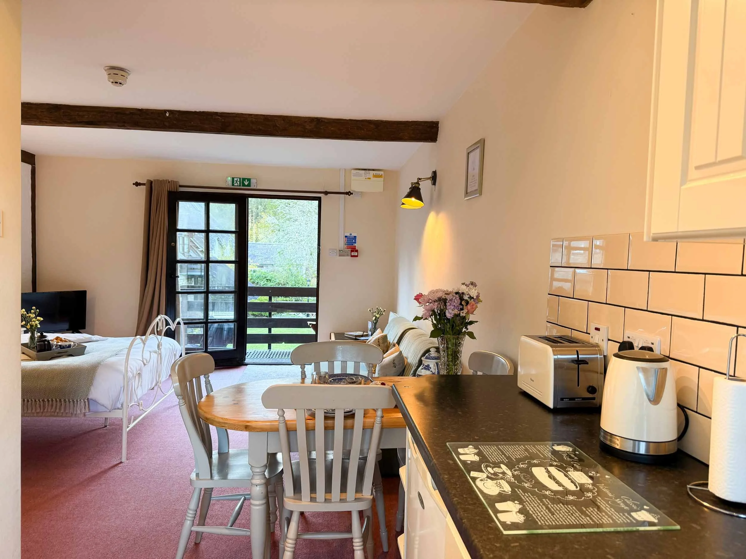 Robin Studio Cottage: 1 Bed Sleeps 2 — Lake Cottages