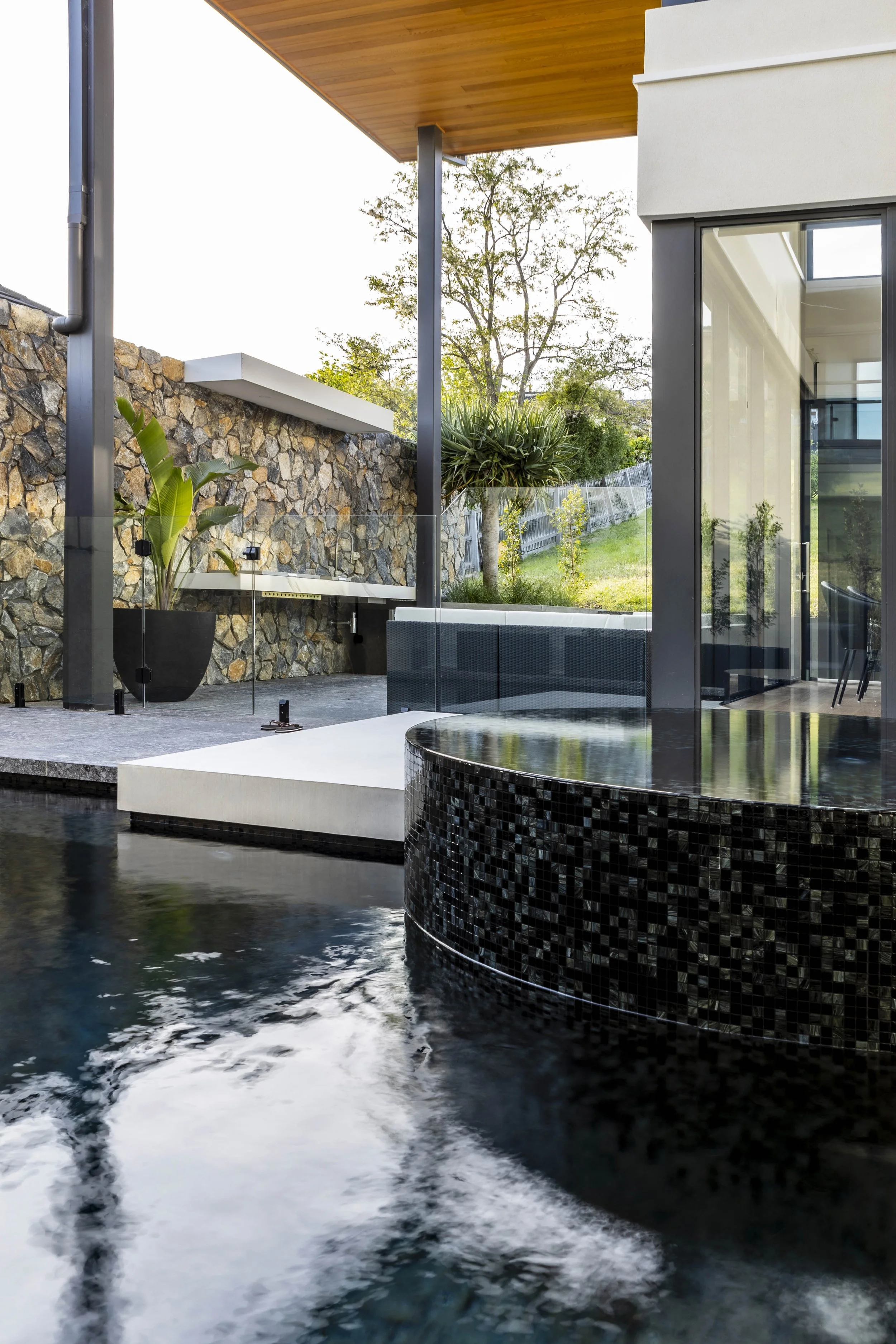Keilor Contemporary Pool & Spa with Stunning 360° Negative Edge | Mint ...