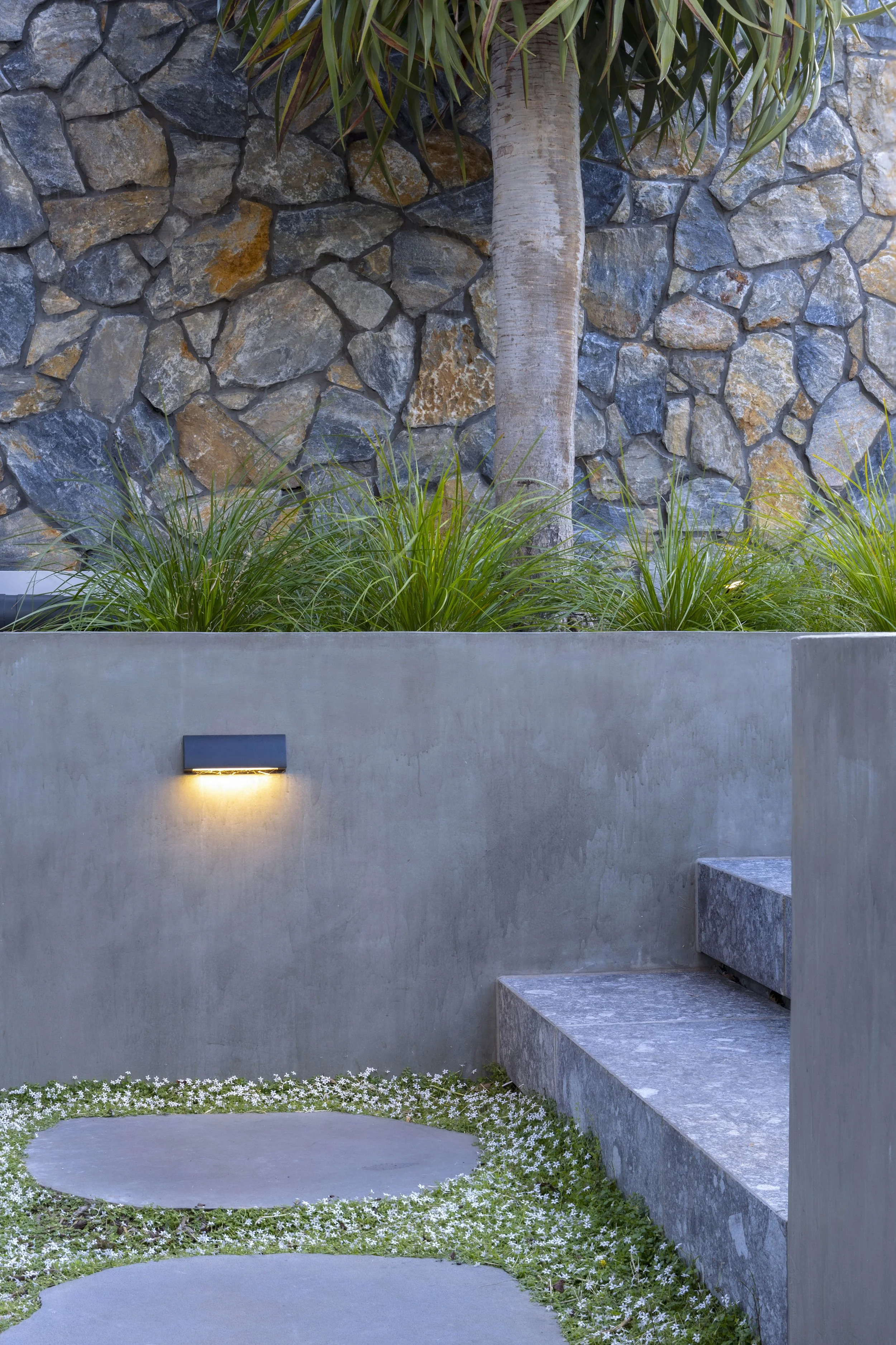 Keilor Contemporary Pool & Spa with Stunning 360° Negative Edge | Mint ...