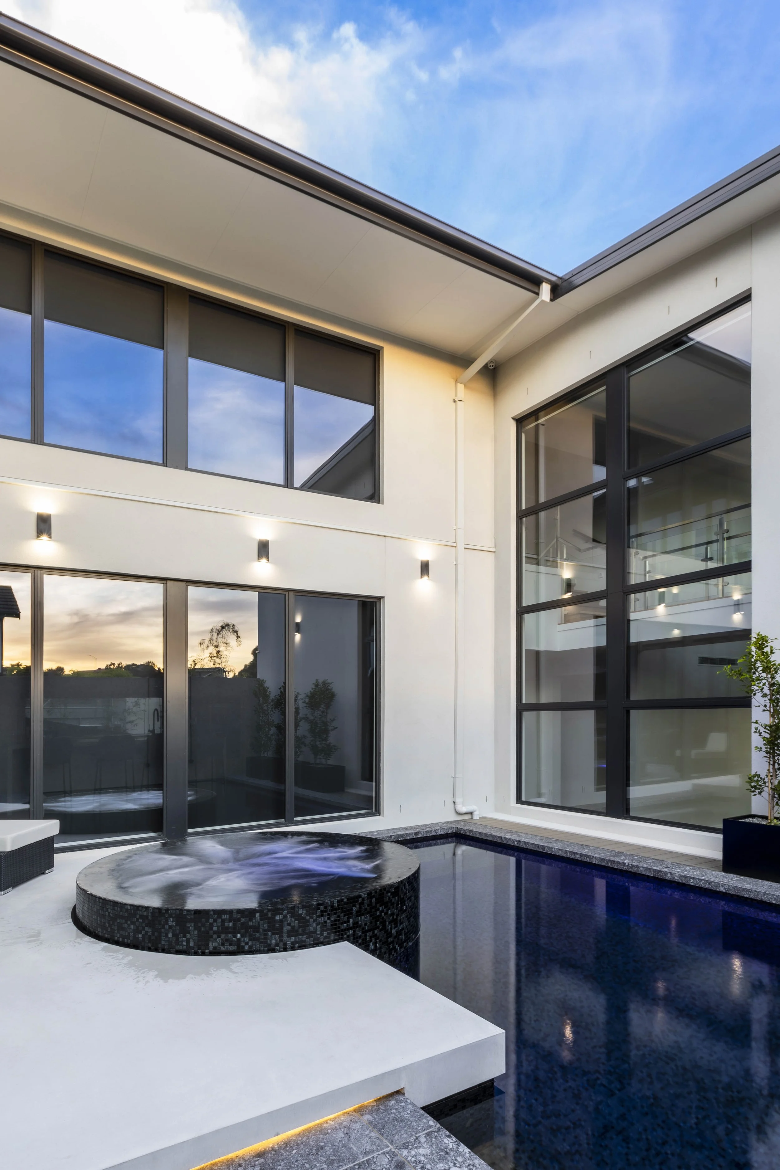 Keilor Contemporary Pool & Spa with Stunning 360° Negative Edge | Mint ...