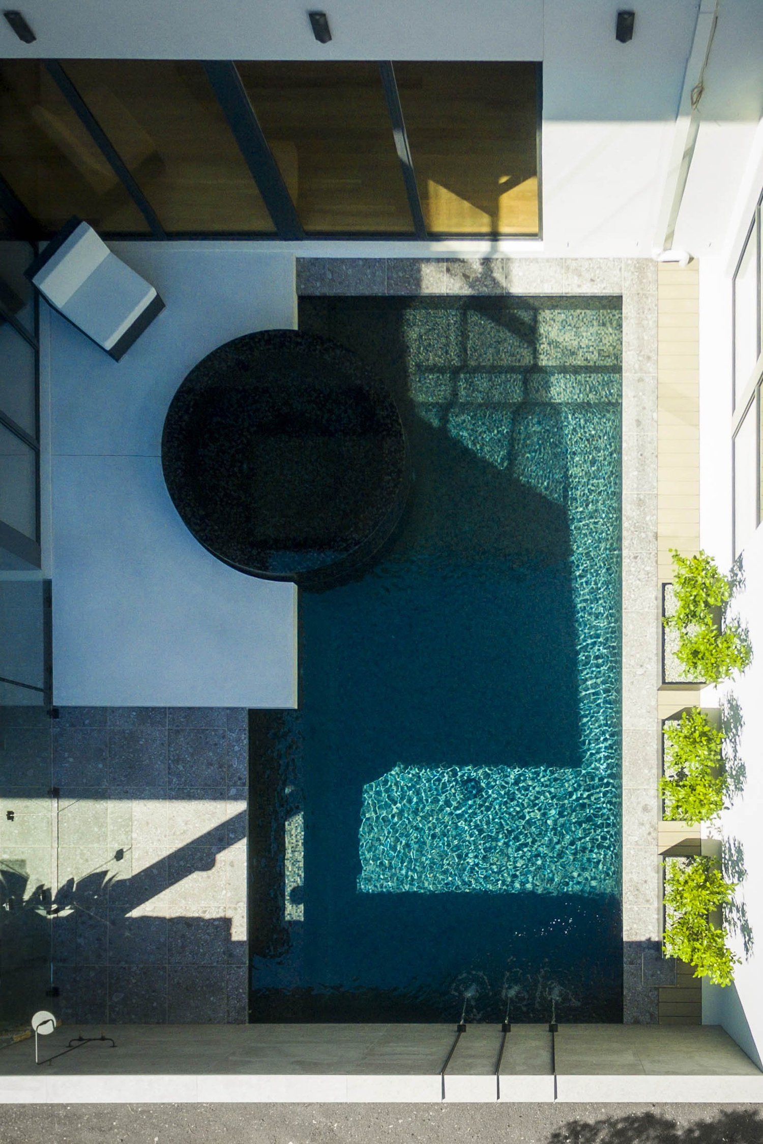 Keilor Contemporary Pool & Spa with Stunning 360° Negative Edge | Mint ...