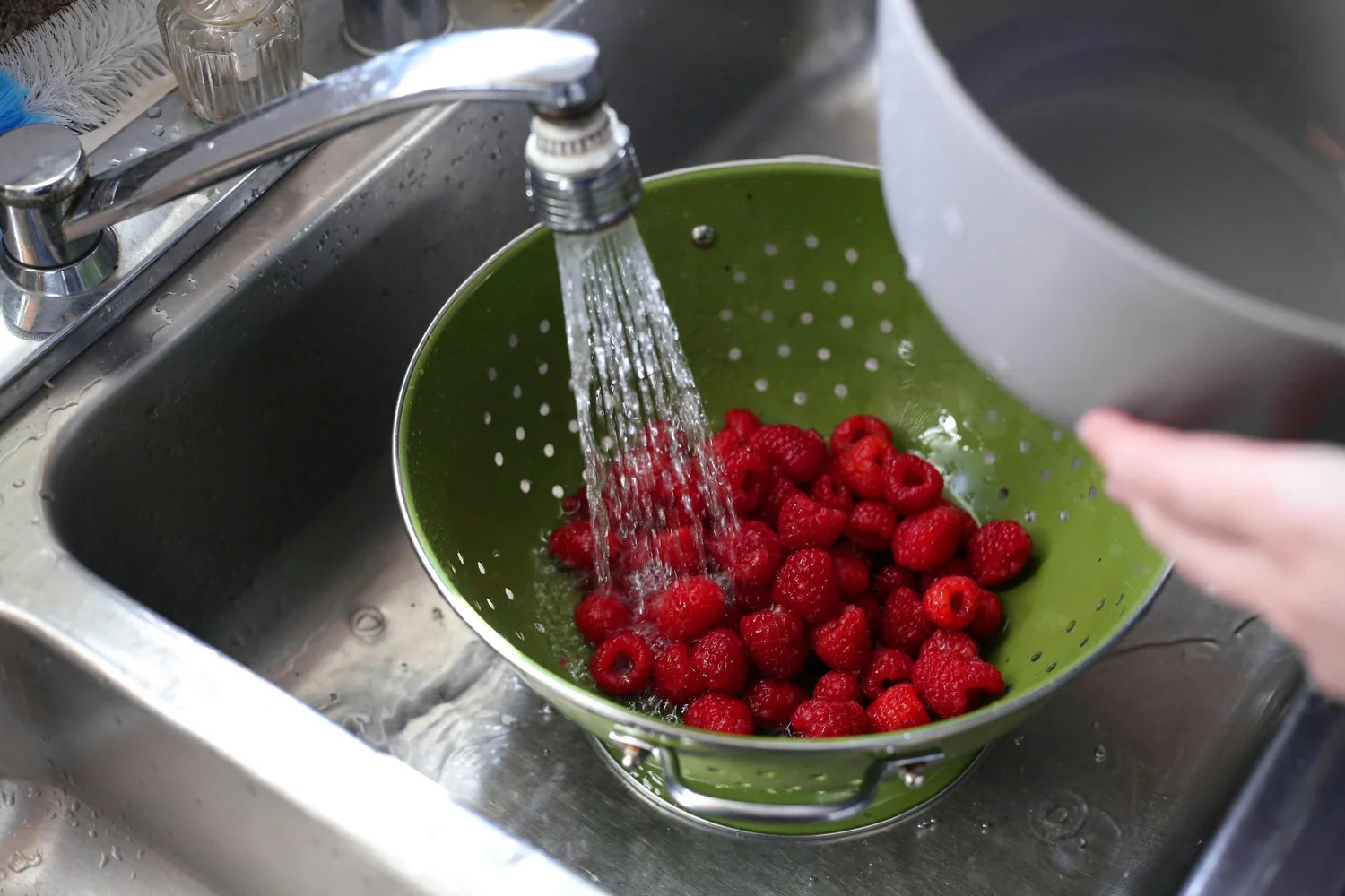 How to Clean Strawberries: Simple and Effective Methods