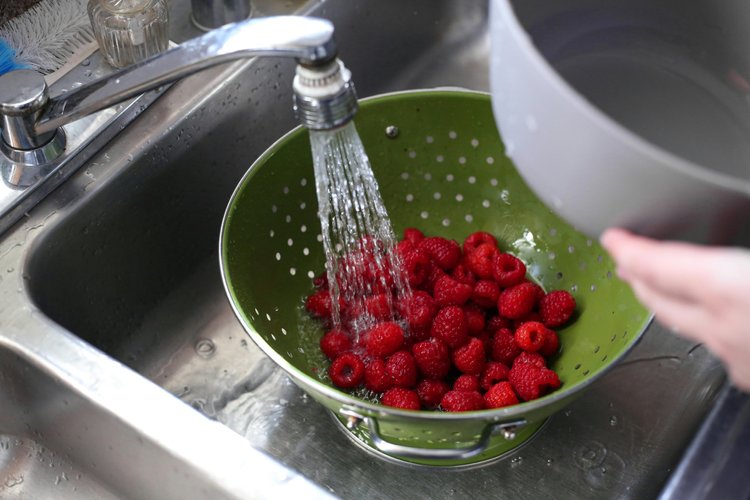 How to Clean Strawberries: Simple and Effective Methods