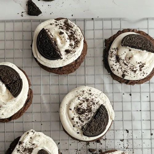 Frosted Oreo Crumble Cookie (Copycat) — Samantha Chen Bakes