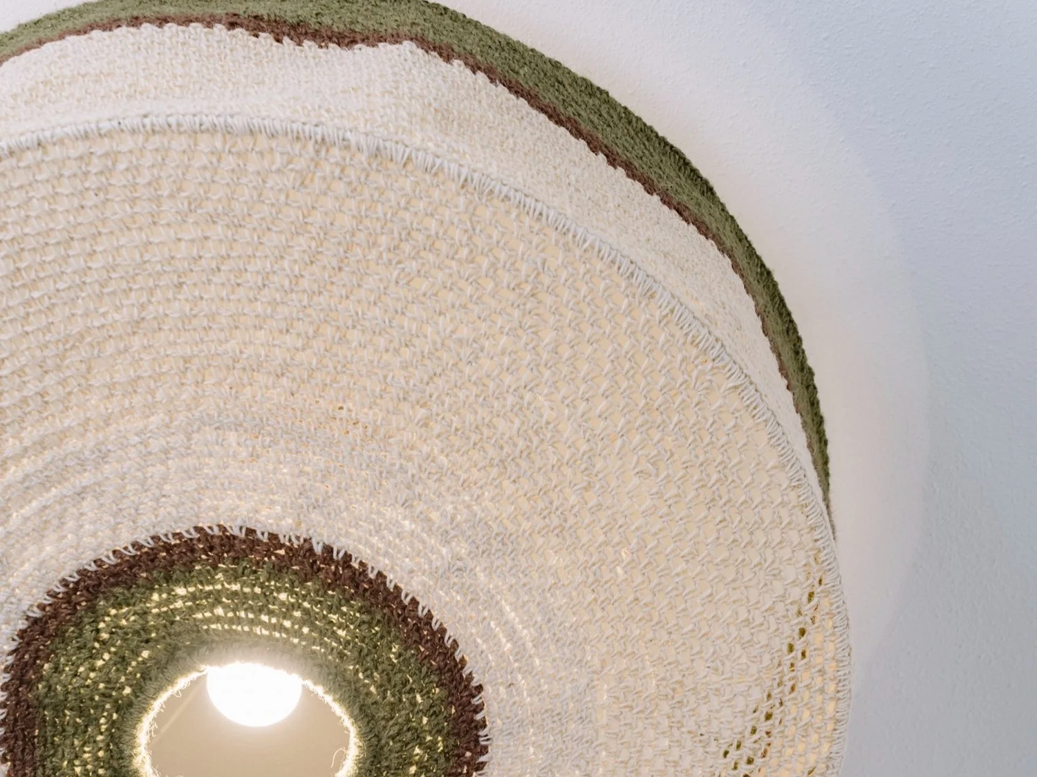 dosana | Iluminación artesanal mediterránea en rafia, crochet y madera