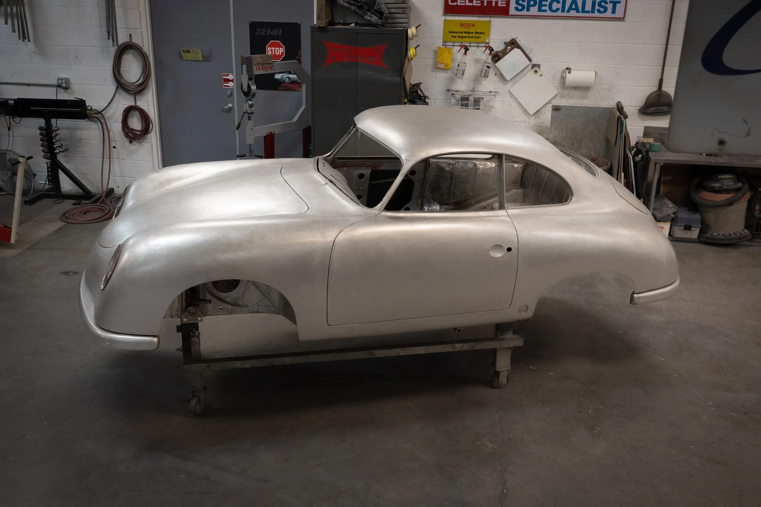 Deluxe Customs. Concours Restorations.