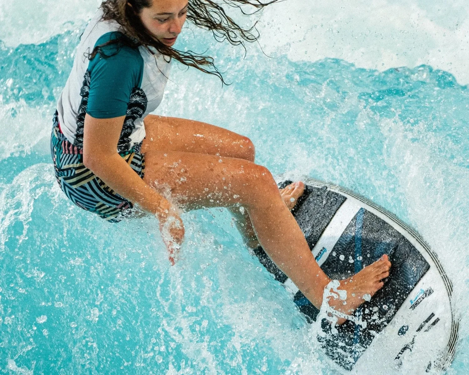 Sessions de Surf City Surf Park, Surf pour Tous Niveaux et Équipement ...