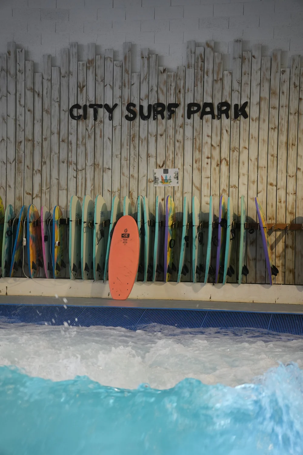 Sessions de Surf City Surf Park, Surf pour Tous Niveaux et Équipement ...