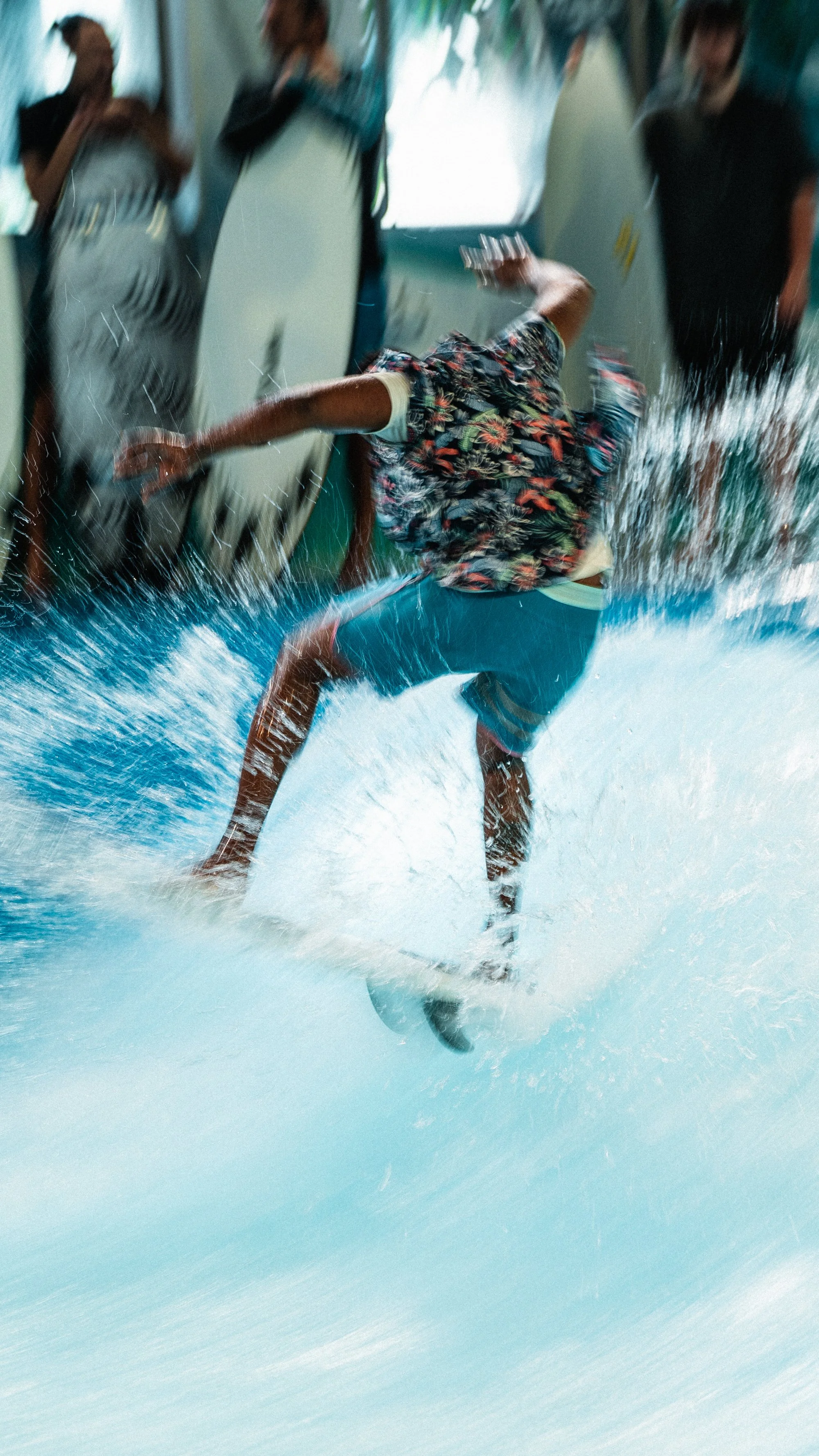 Sessions de Surf City Surf Park, Surf pour Tous Niveaux et Équipement ...