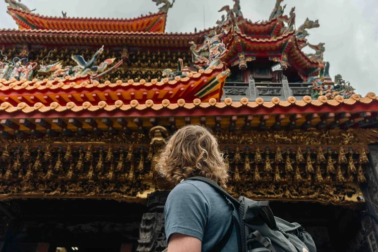 Taiwan Temples: A Guide to Etiquette, Symbolism & Architecture