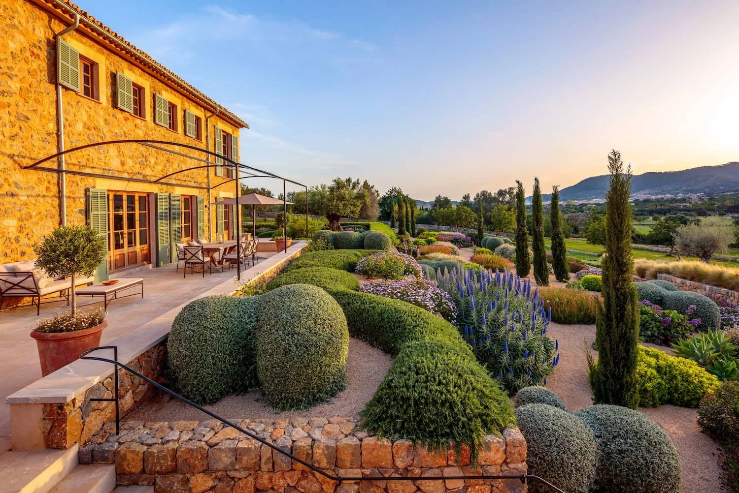 Mediterranean Garden Styles - Classic, Romantic, Dry & Lush Designs ...