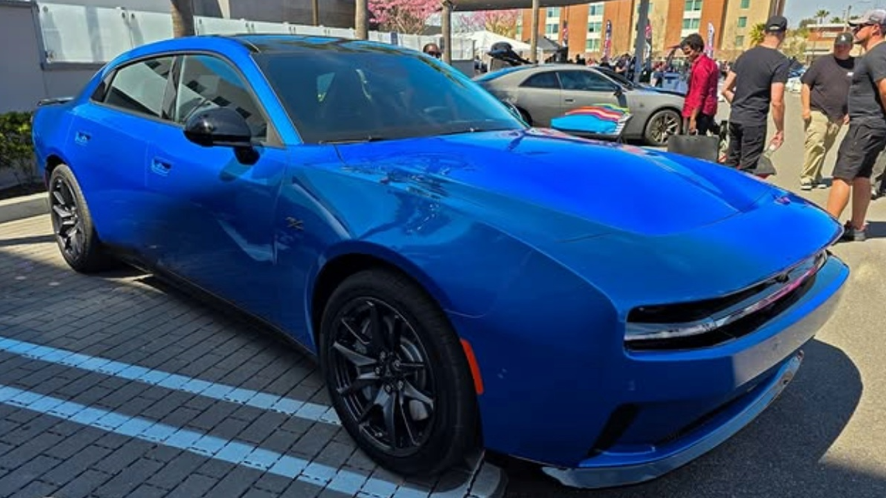 Dodge Finalmente Revela un Charger Daytona EV de Cuatro Puertas… En ...