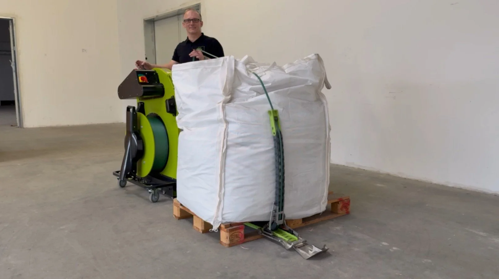Back friendly and easy pallet strapping — EasyStrap Packaging GmbH