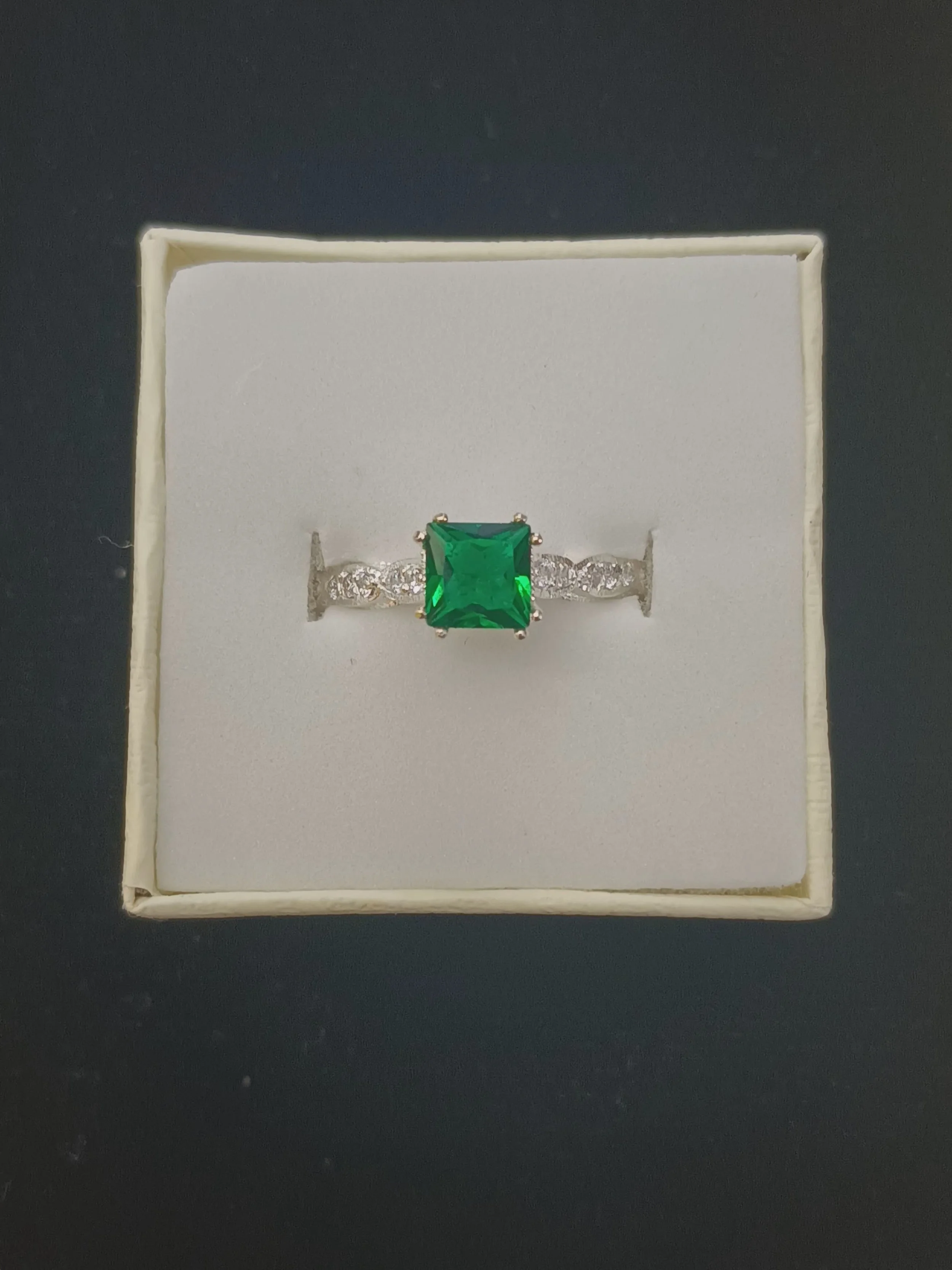 Ari's Jewelry