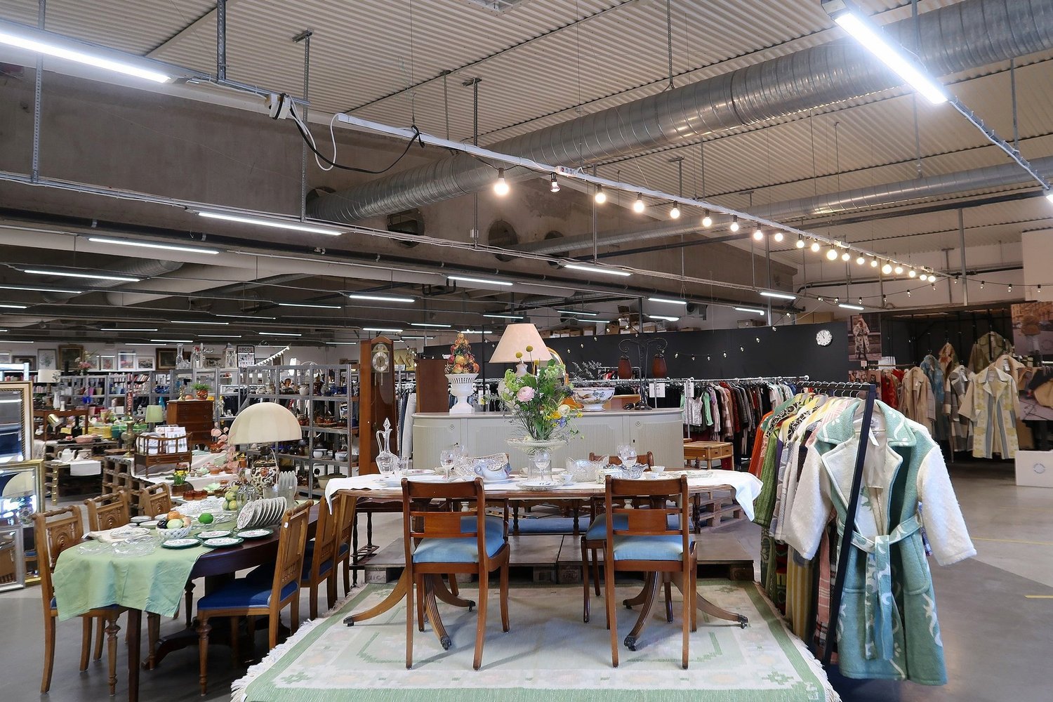Agape Second Hand i Stockholm | 700 kvm second hand öppet 6 dagar i ...