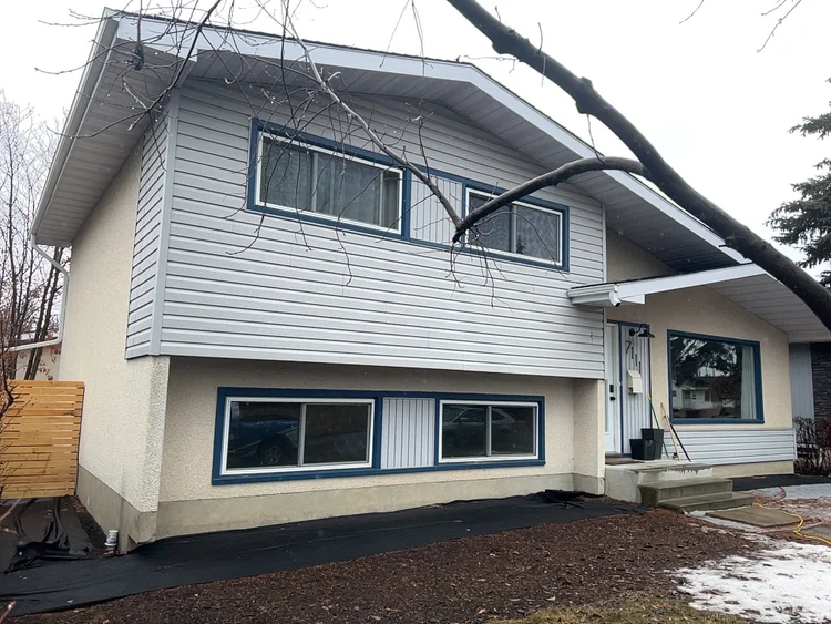 Vinyl Scalloped Shingle Front Facade — Blue Jay Exterior Renovations